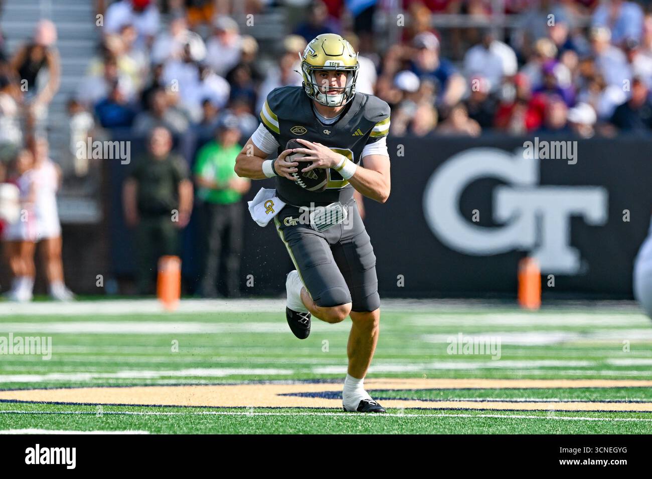 ATLANTA, GA - SEPTEMBER 20: Georgia Tech quarterback Haynes King (10 ...