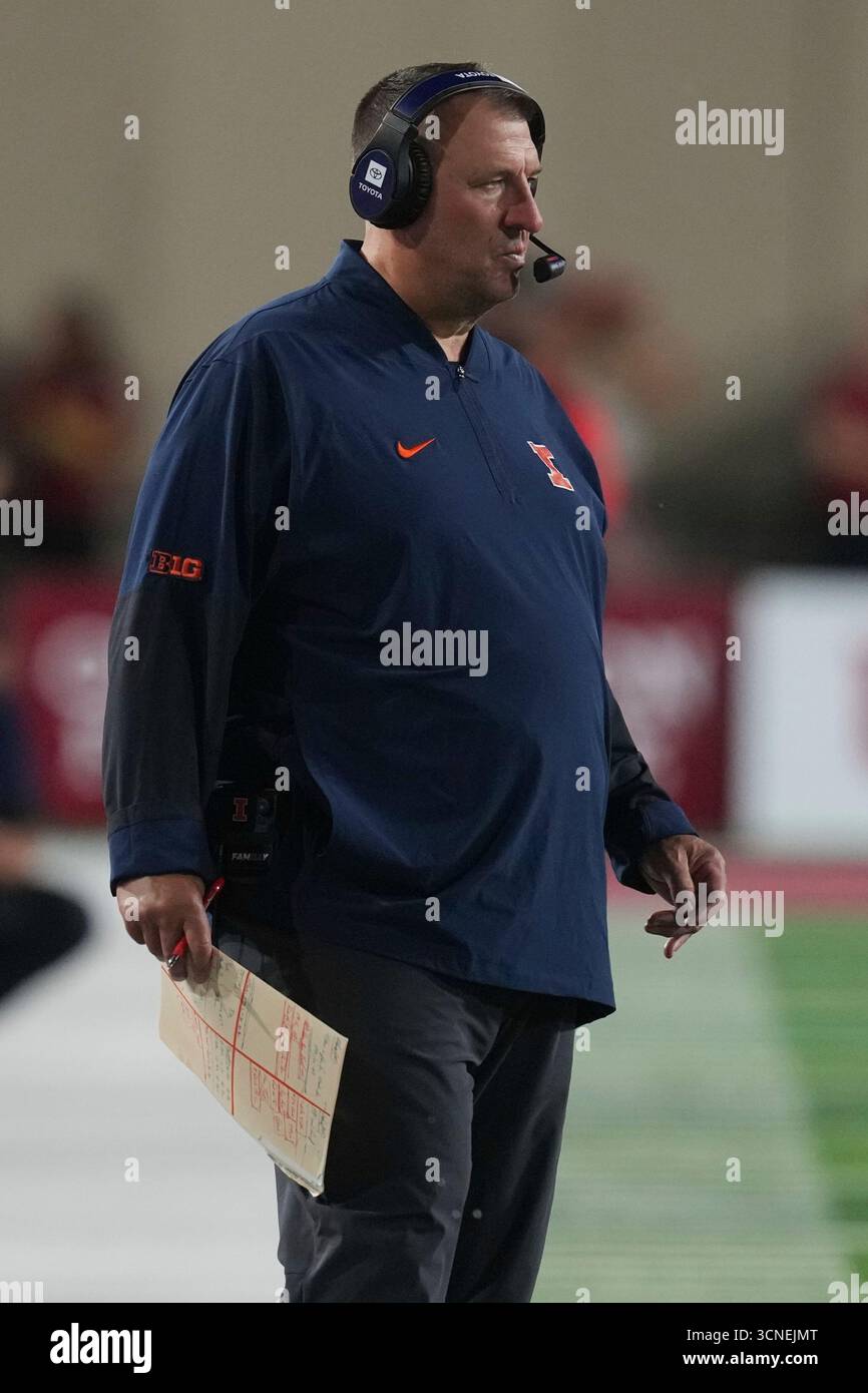 Illinois head coach Bret Bielema watches during the second half of an ...