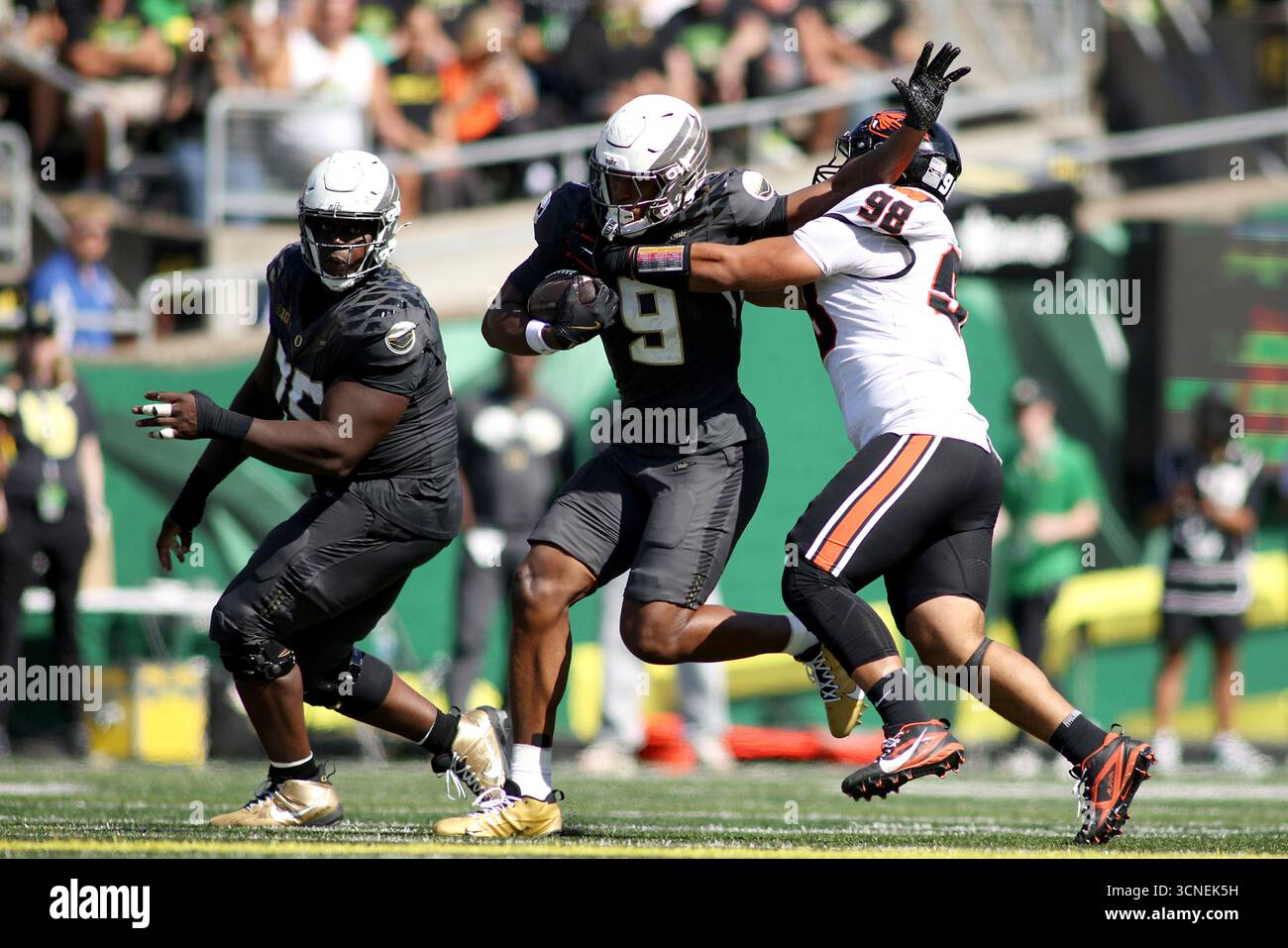 Oregon tight end Jamari Johnson (9) attempts to evade a tackle from ...