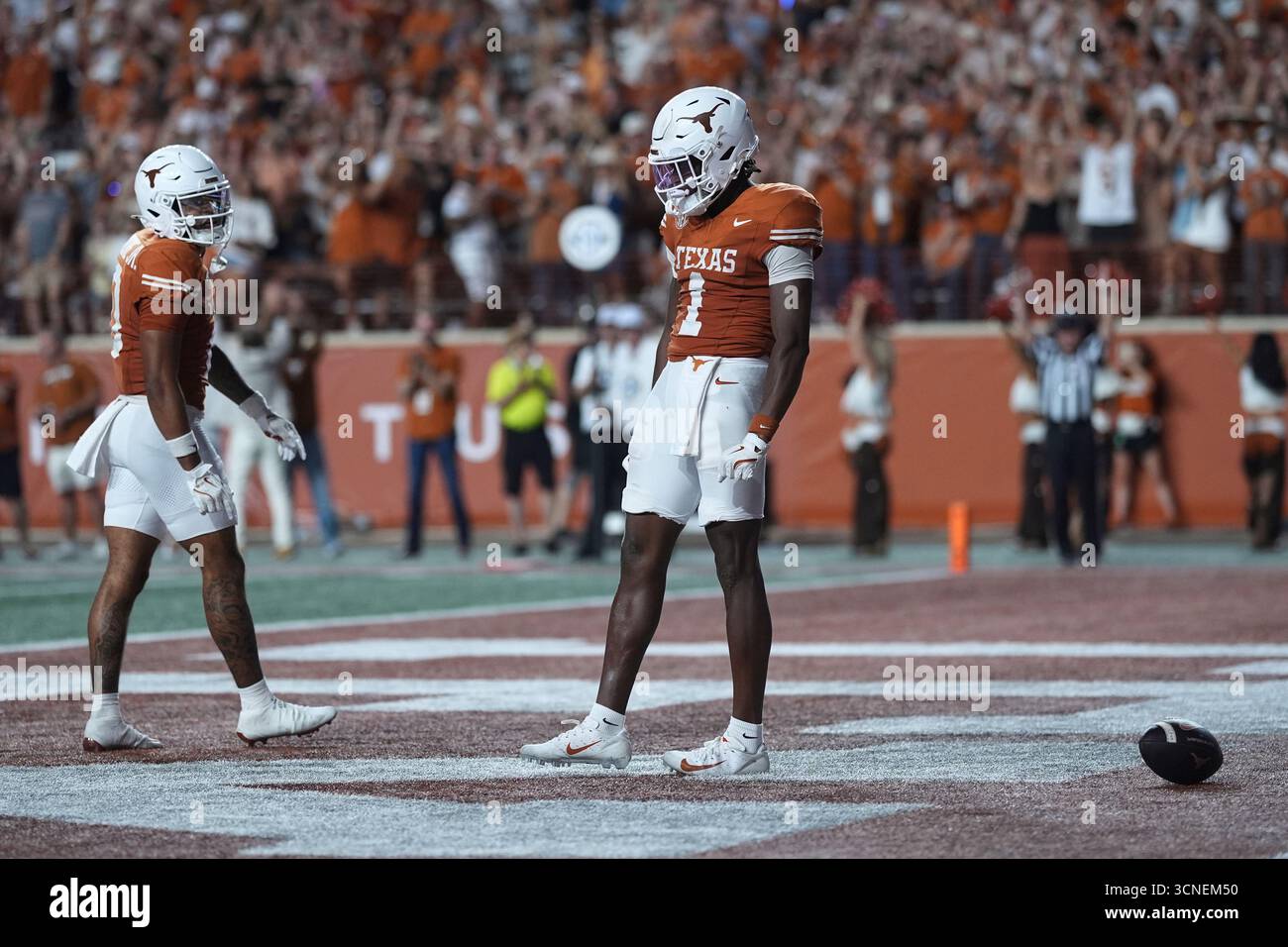 Texas wide receiver Ryan Wingo (1) celebrates his touchdown catch ...