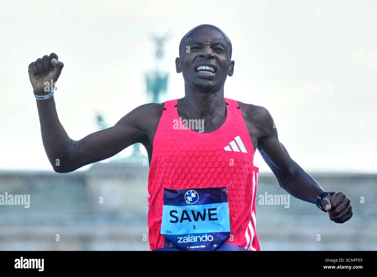 Kenya S Sebastian Sawe Crosses The Finish Line To Win The Berlin
