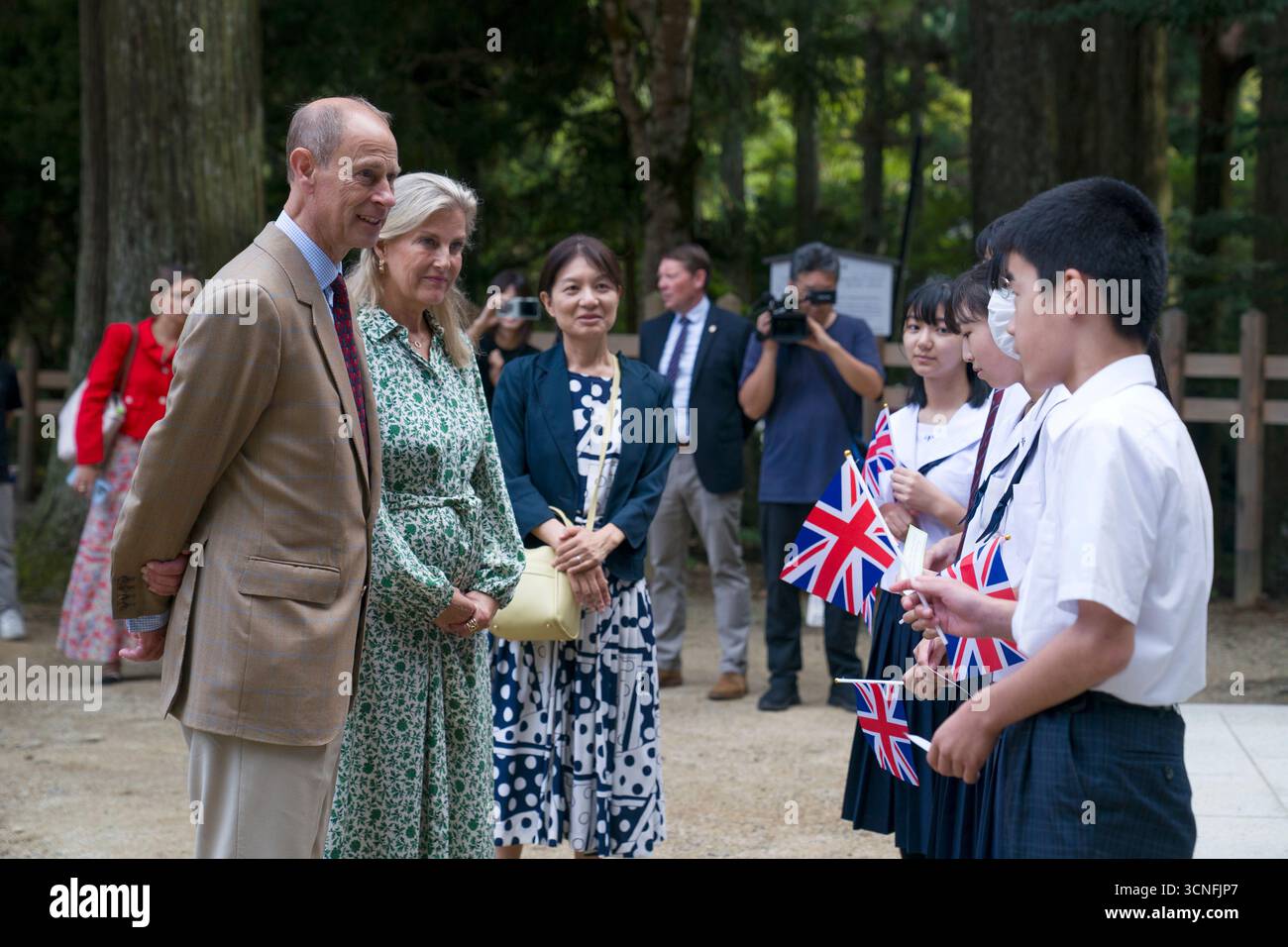 The Duke and Duchess of Edinburgh with children involved in The British ...
