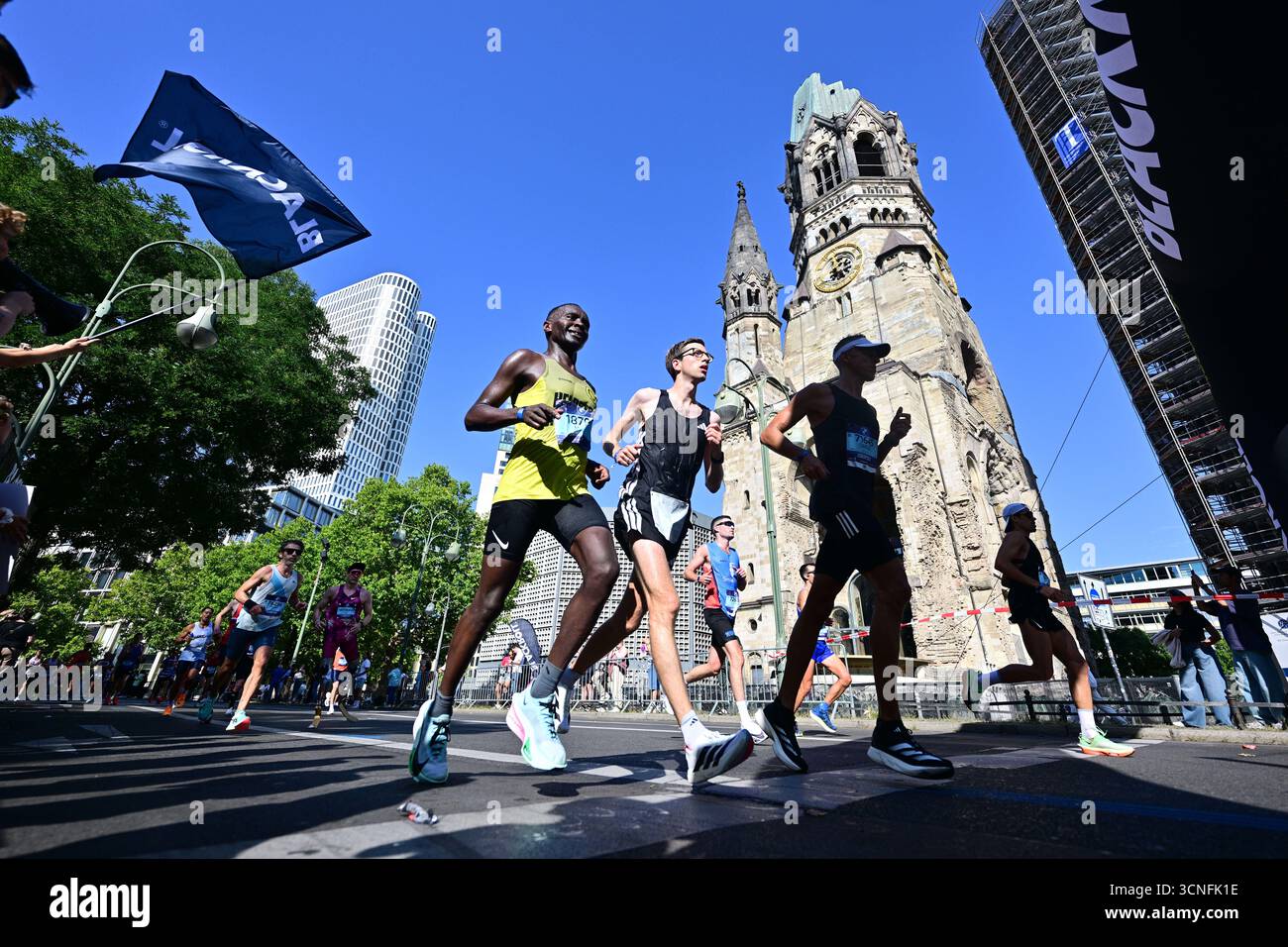 21 September 2025, Berlin: Athletics: Marathon. Athletes run in front ...