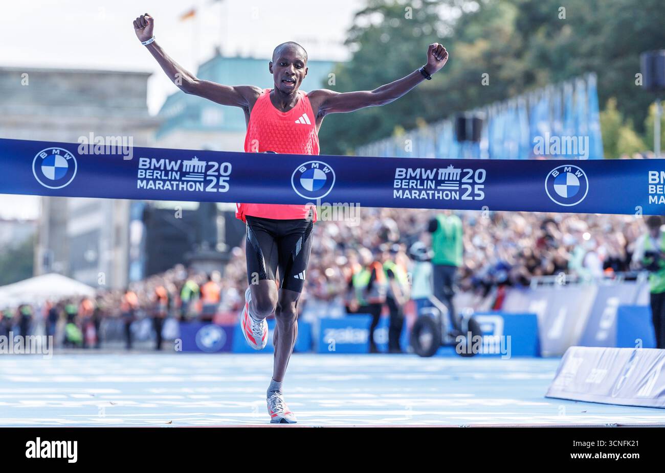 21 September 2025, Berlin: Athletics: Marathon. Sabastian Sawe from ...