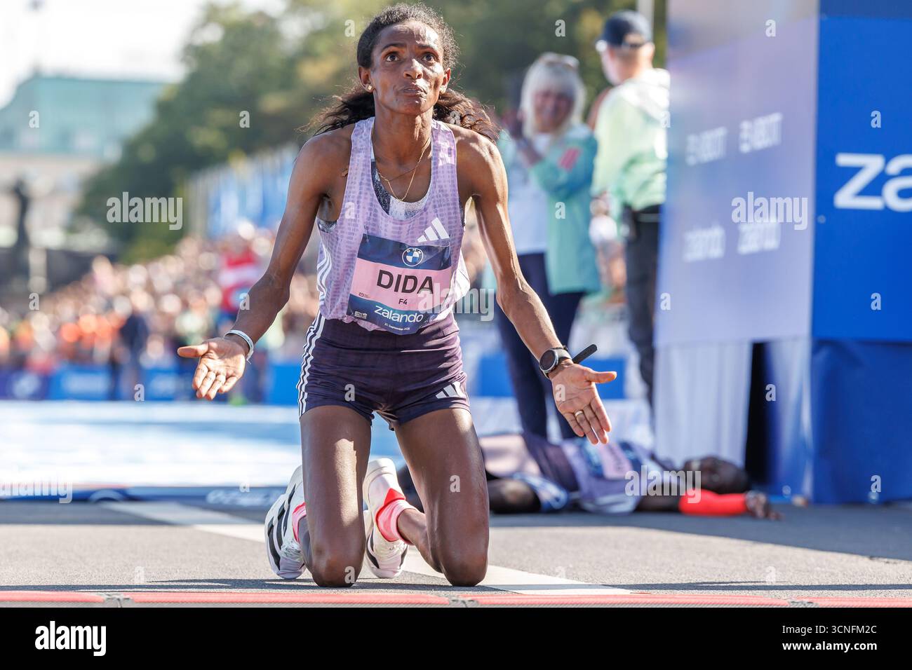 21 September 2025, Berlin: Athletics: Marathon. Dera Dida from Ethiopia ...