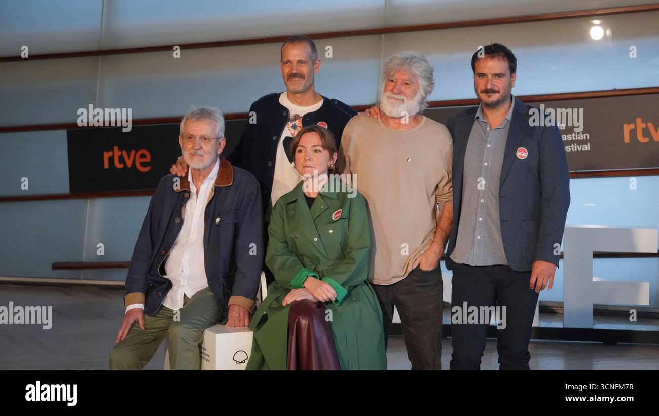 (L-R) In the bottom row, actors José Ramón Soroiz and Nagore Aramburu ...