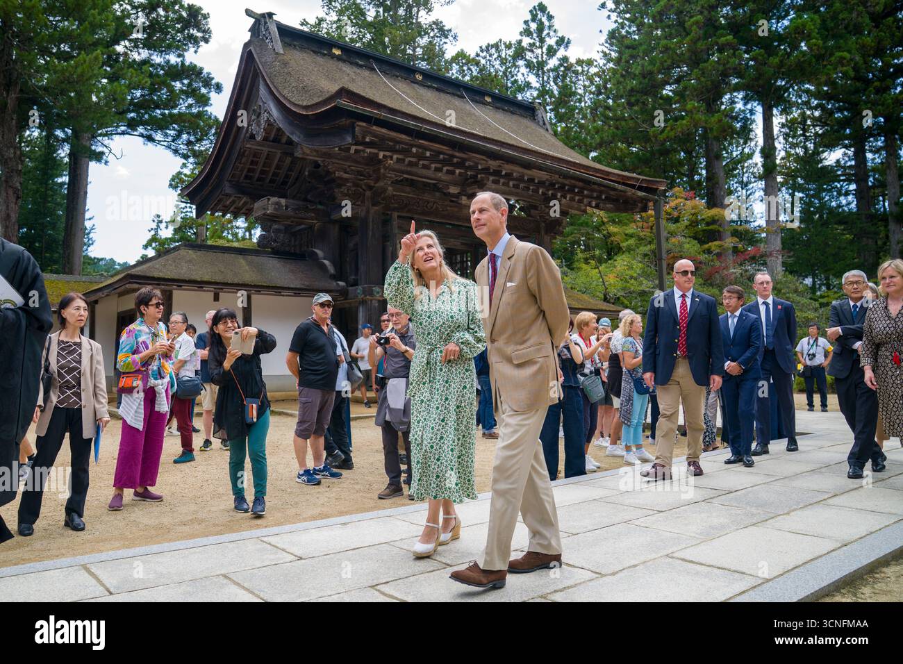 Duke duchess edinburgh visit buddhist hi-res stock photography and ...