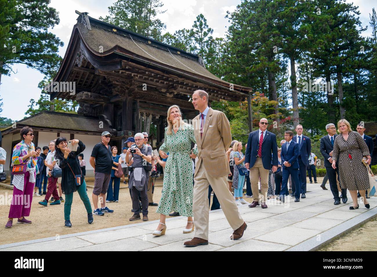 Duke duchess edinburgh visit buddhist hi-res stock photography and ...