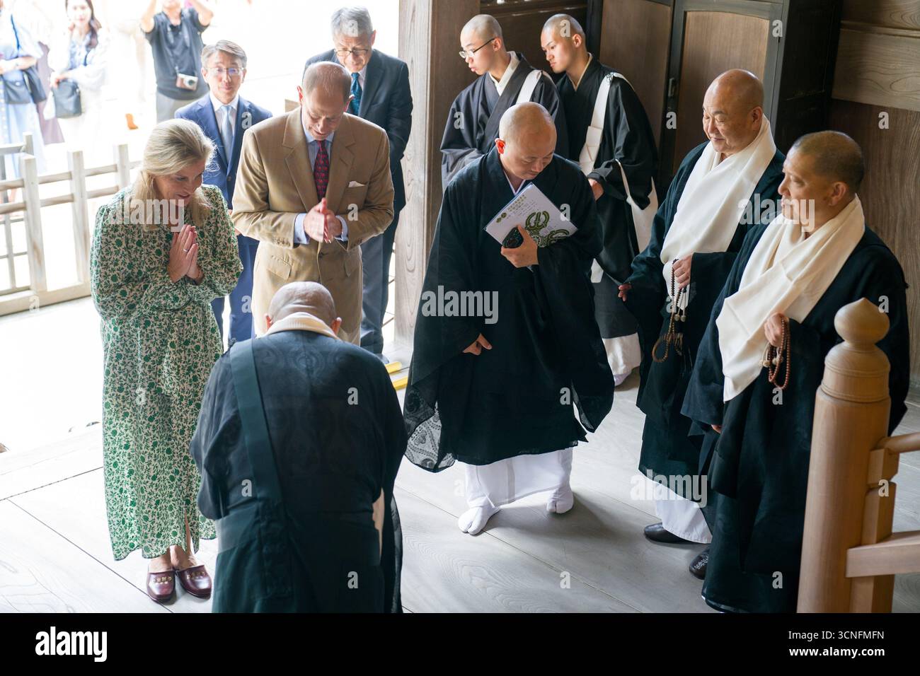 Duke duchess edinburgh visit buddhist hi-res stock photography and ...
