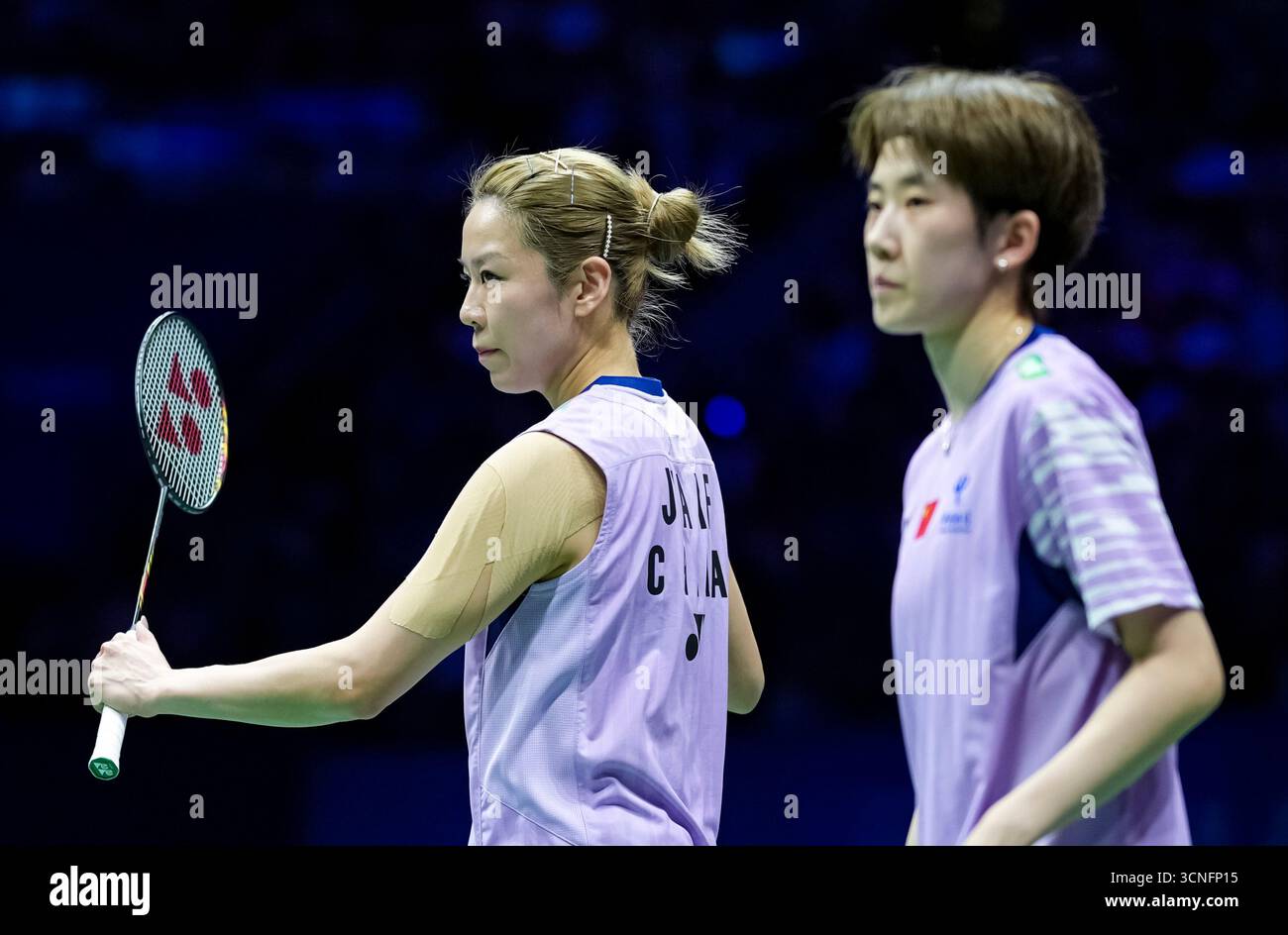 (250921) -- SHENZHEN, Sept. 21, 2025 (Xinhua) -- Jia Yifan (L)/Zhang Shuxian of China react ...