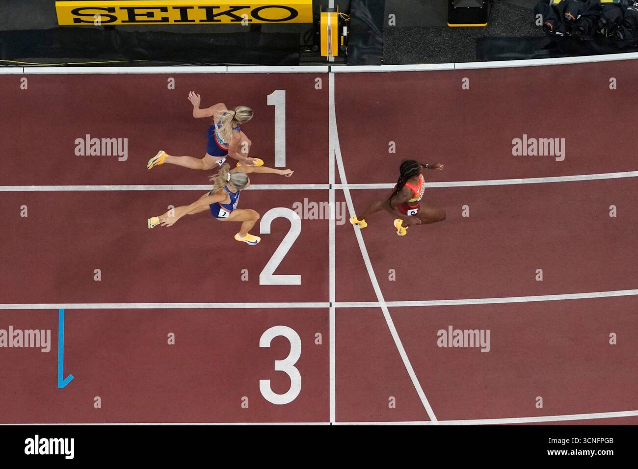 Kenya's Lilian Odira, right, wins the the women's 800 meters final ...
