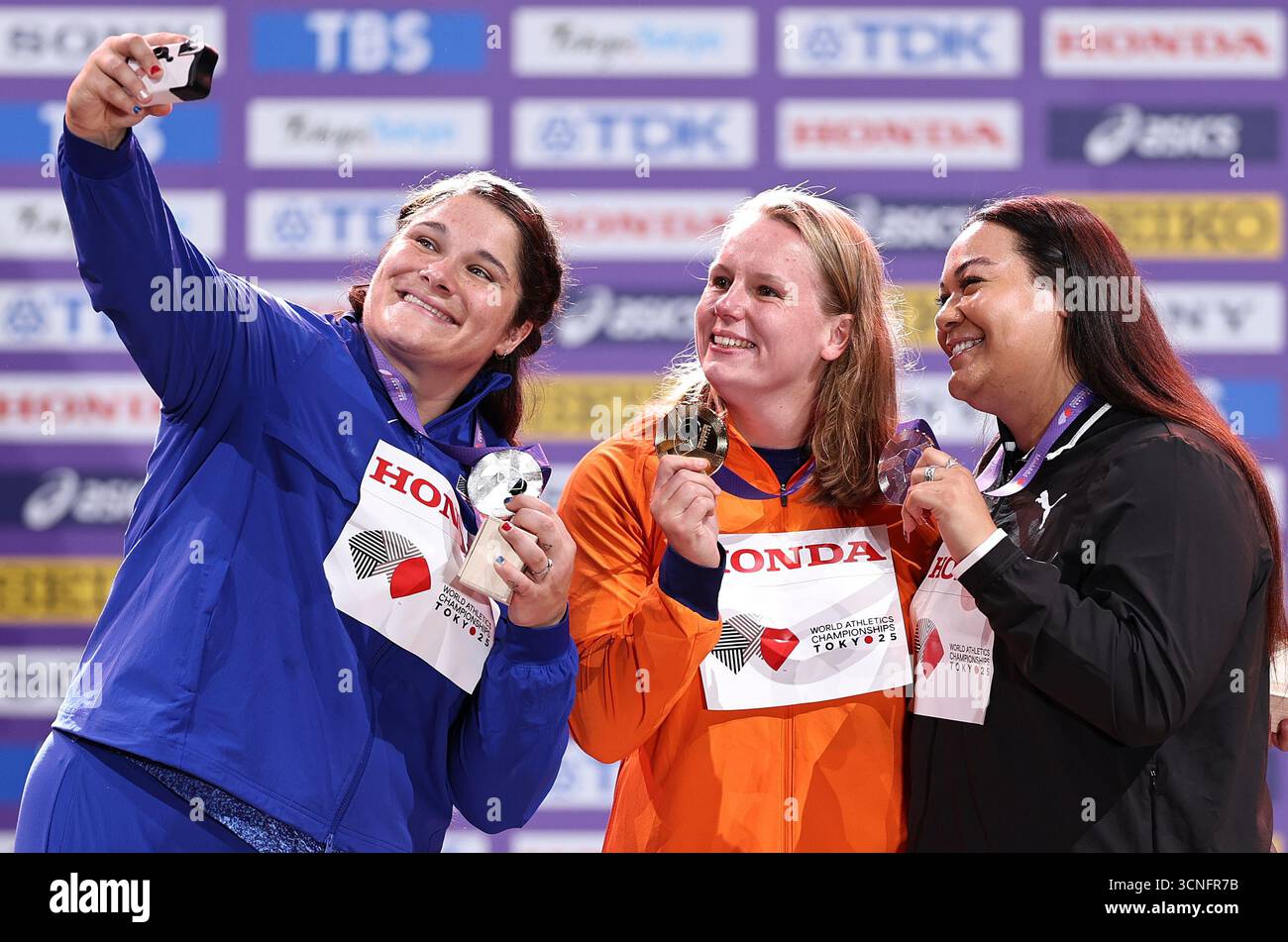 (250921) -- TOKYO, Sept. 21, 2025 (Xinhua) -- Gold medalist Jessica ...
