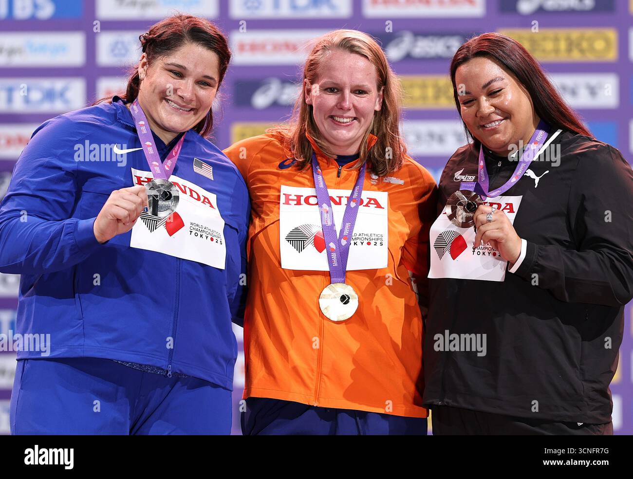 (250921) -- TOKYO, Sept. 21, 2025 (Xinhua) -- Gold medalist Jessica ...