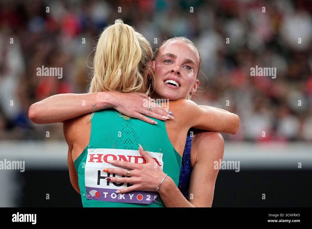 Britain's Keely Hodgkinson and Australia's Jessica Hull hug each other ...