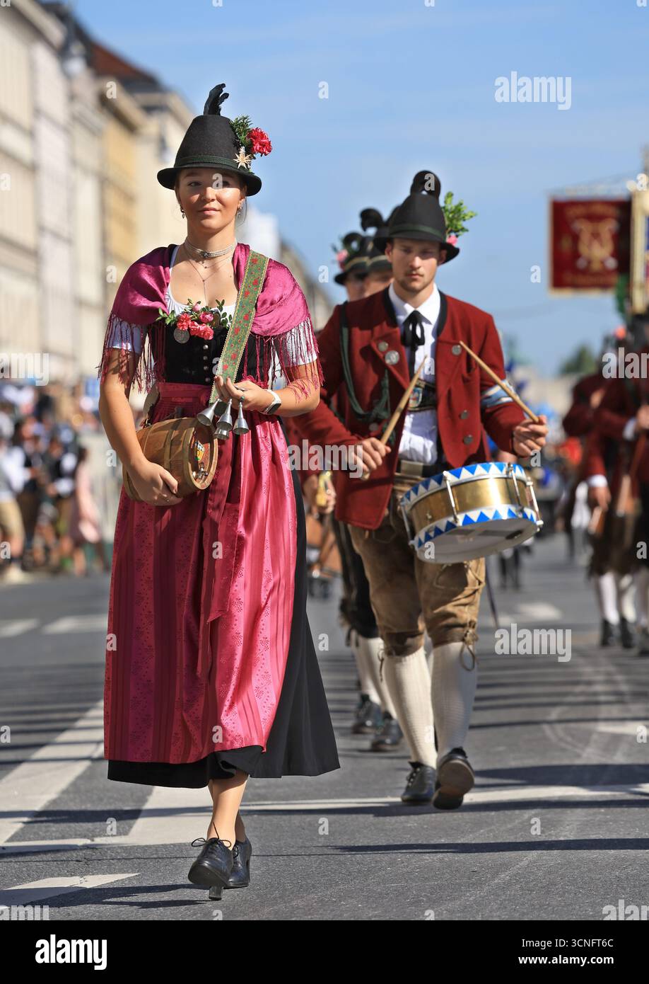21 September 2025, Bavaria, Munich: Participants in the traditional ...