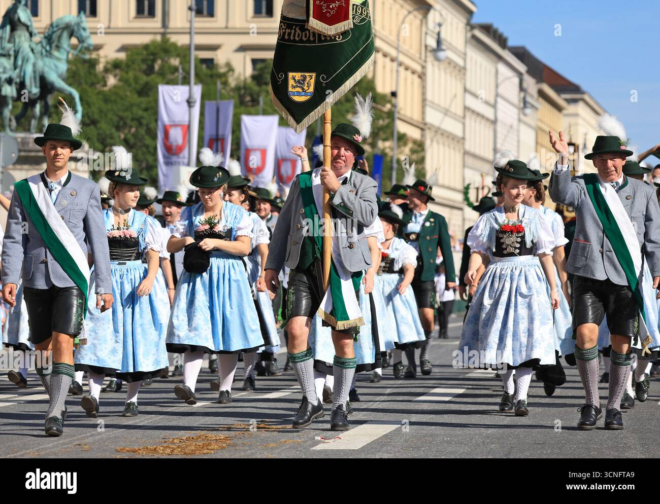 21 September 2025, Bavaria, Munich: Participants in the traditional ...