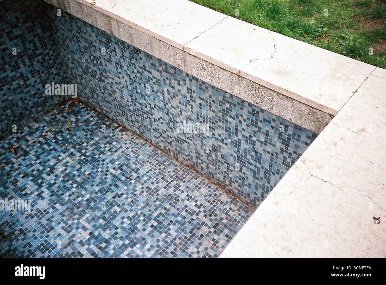 Small empty backyard pool hi-res stock photography and images - Alamy