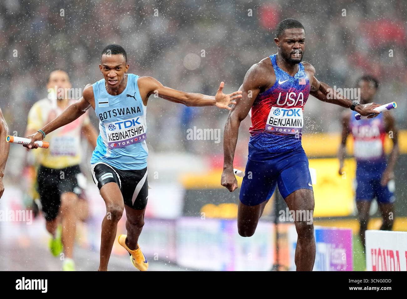 Botswana's Busang Collen Kebinatshipi crosses the line to win the gold ...