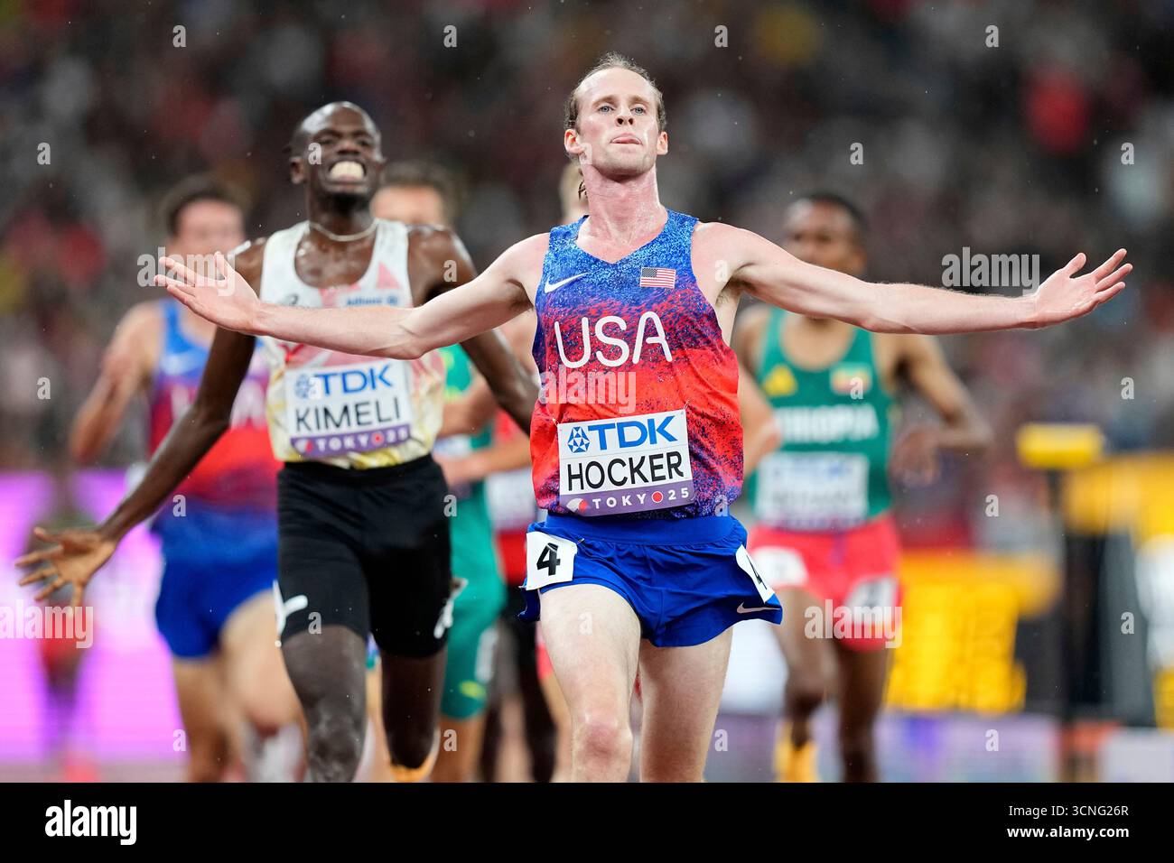 United States' Cole Hocker celebrates winning the gold in the men's ...