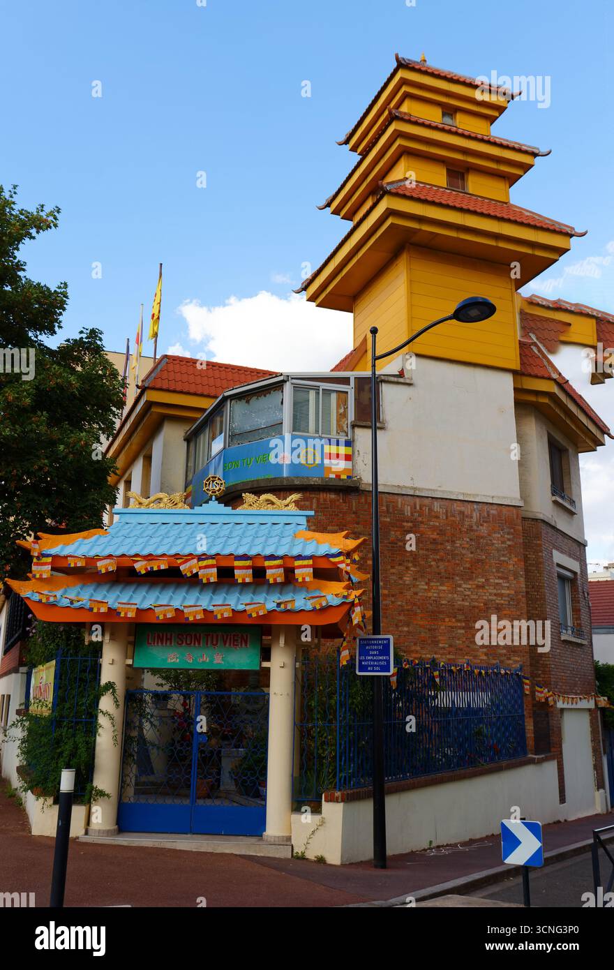 Paris zen temple hi-res stock photography and images - Alamy