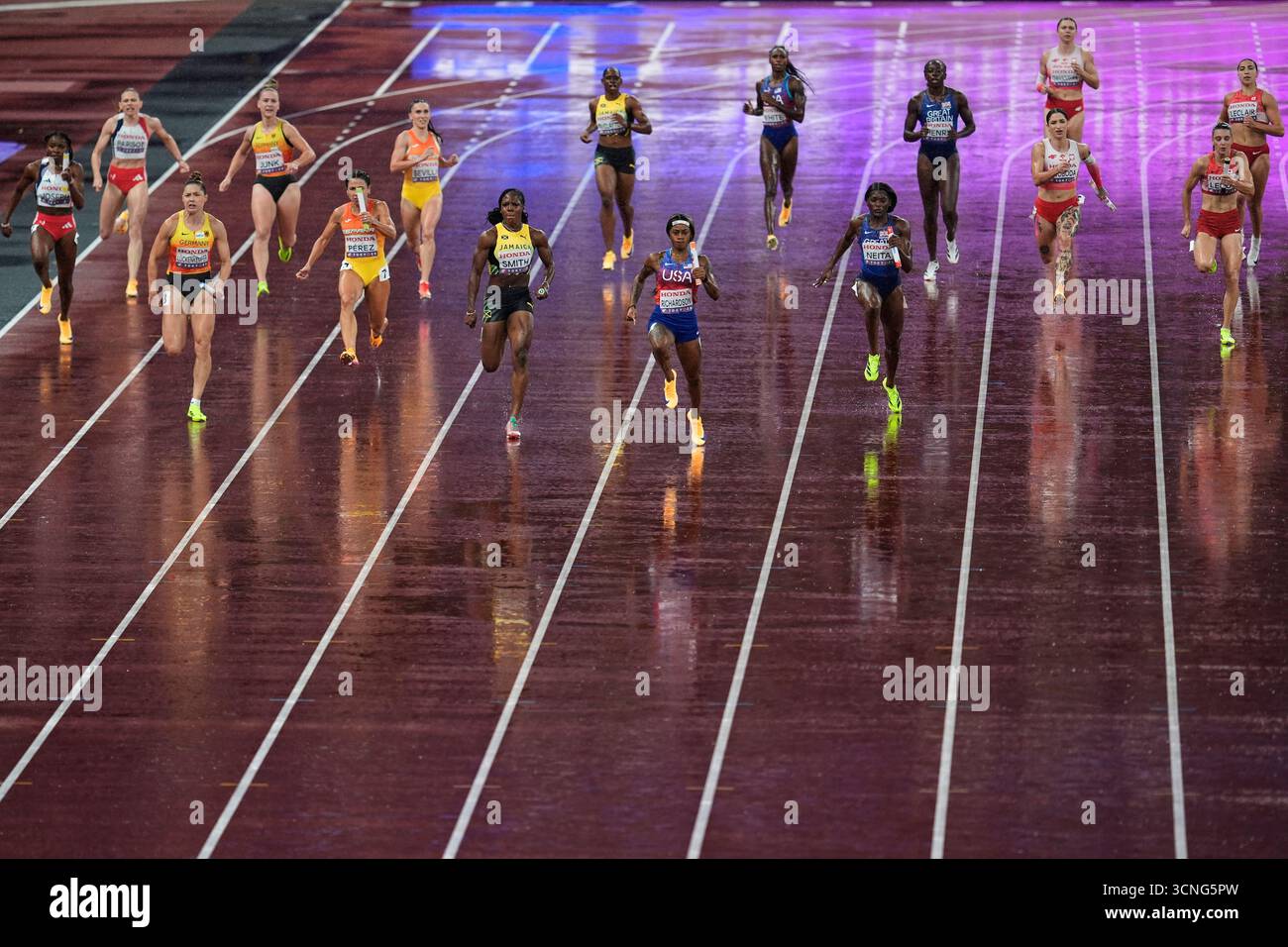 Last runners of the women's 4 X 100 meters relay final compete after ...