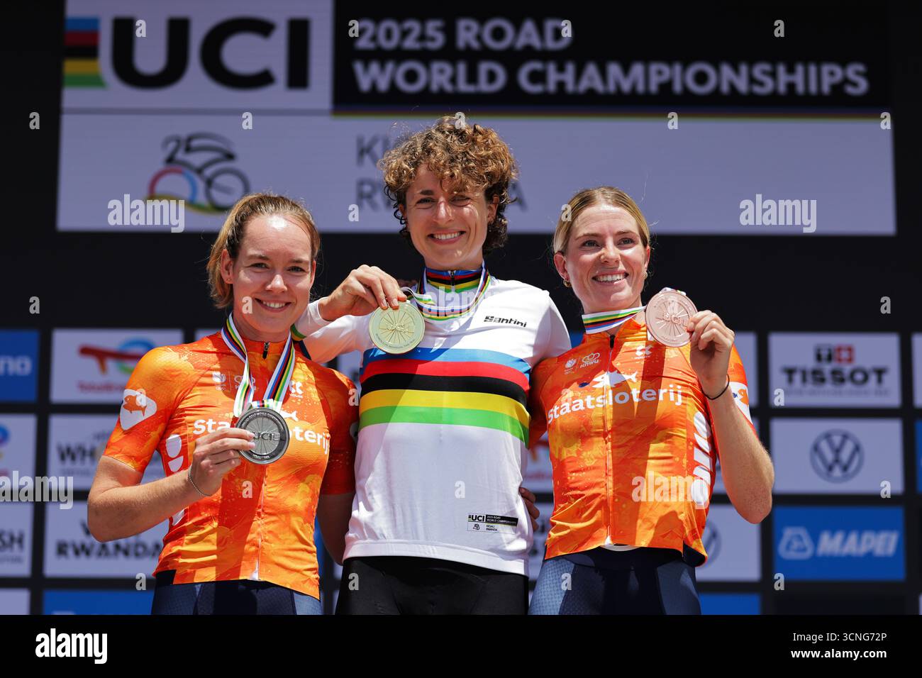 Switzerland's Marlen Reusser, center, winner of the women's elite ...