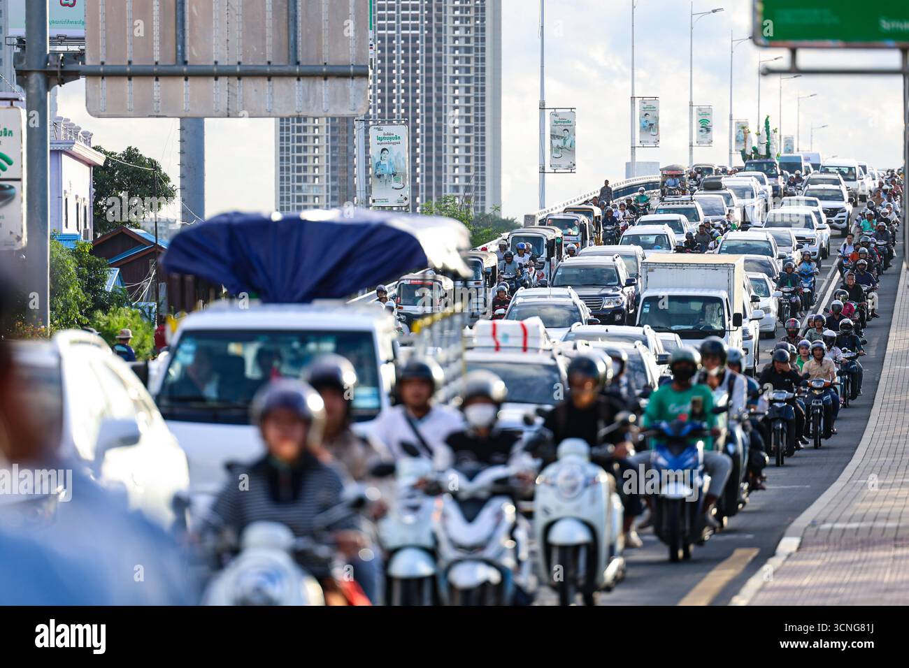 (250921) -- PHNOM PENH, Sept. 21, 2025 (Xinhua) -- Cambodians depart for their hometowns across ...