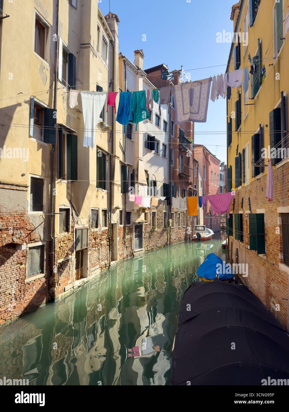 Rio Del Ghetto water canal and lines with drying laundry in Venice ...