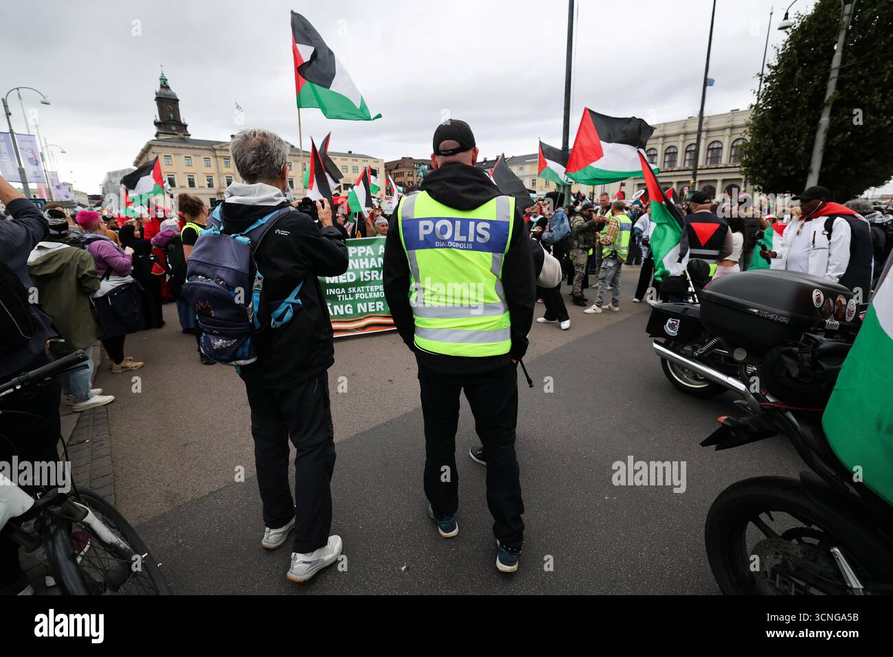 GÖTEBORG, SVERIGE 20250921Dialogpolis på plats under demonstrationen ...