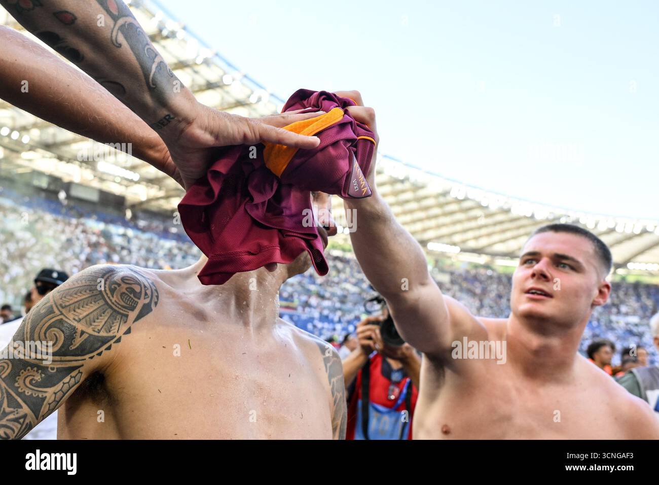 Gianluca Mancini and Evan Ferguson of AS Roma celebrate at the end of ...
