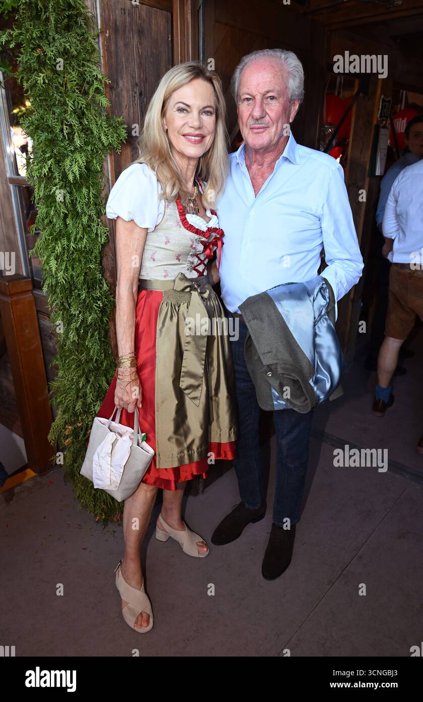 Nina Ruge mit Mann Dr. Wolfgang Reitzle / Käfer-Zelt / / Oktoberfest ...