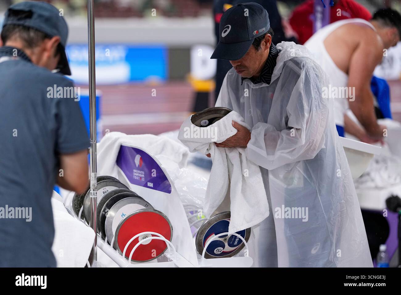 Officials dry the disks for the men's discus throw final at the World ...