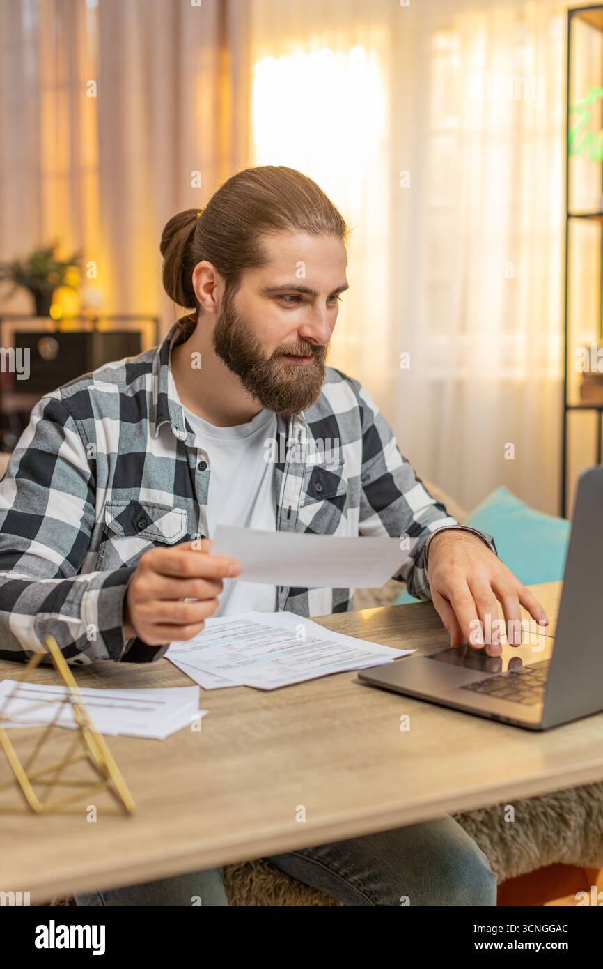 Checking totals hi-res stock photography and images - Alamy