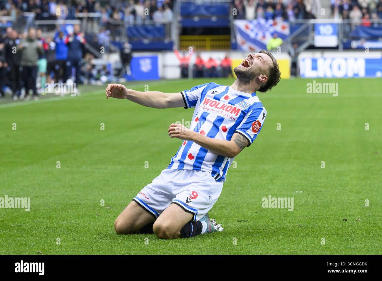 HEERENVEEN - Dylan Vente of SC Heerenveen celebrates the 2-0 goal ...