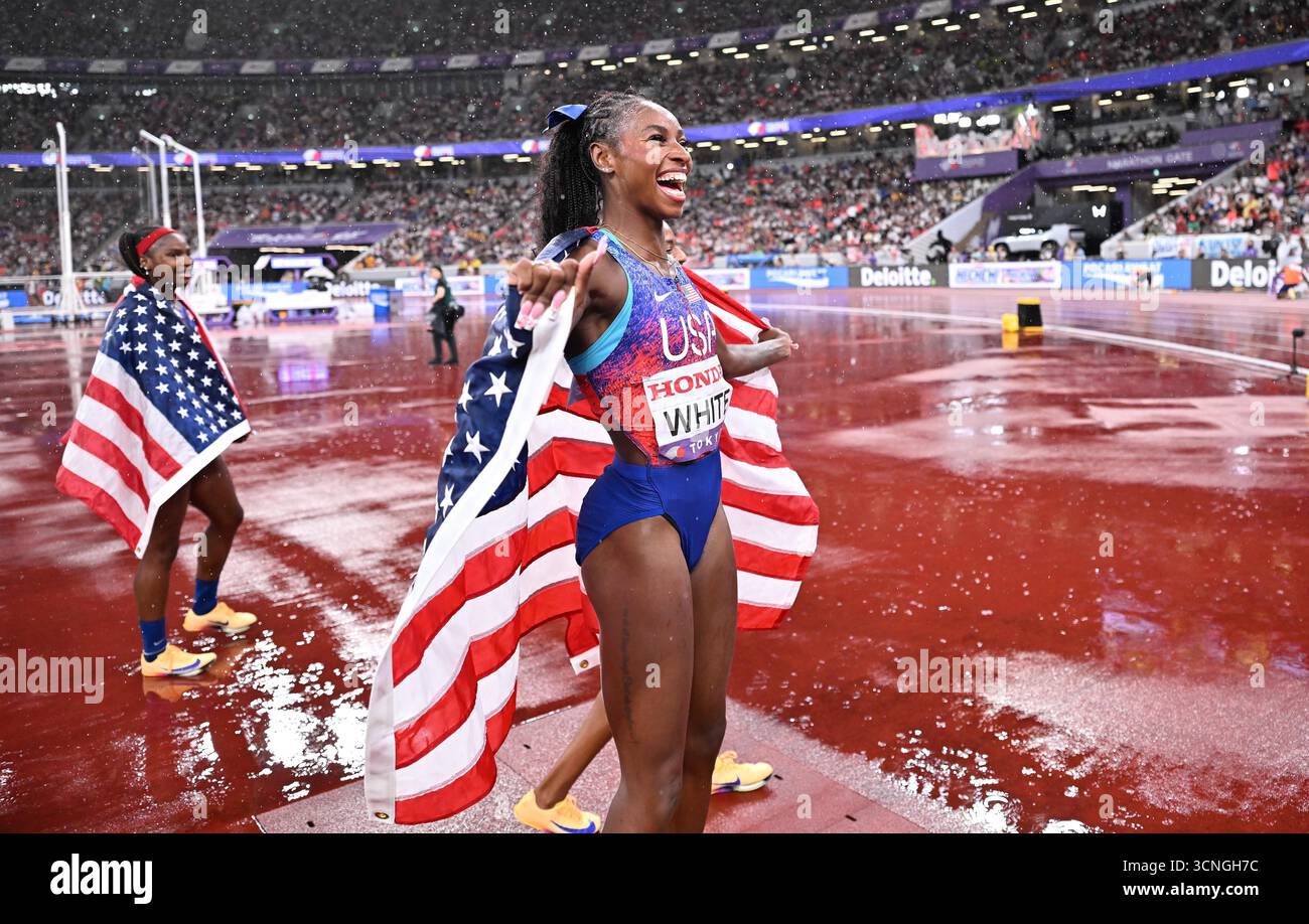 (250921) -- TOKYO, Sept. 21, 2025 (Xinhua) -- Kayla White (R) of the ...