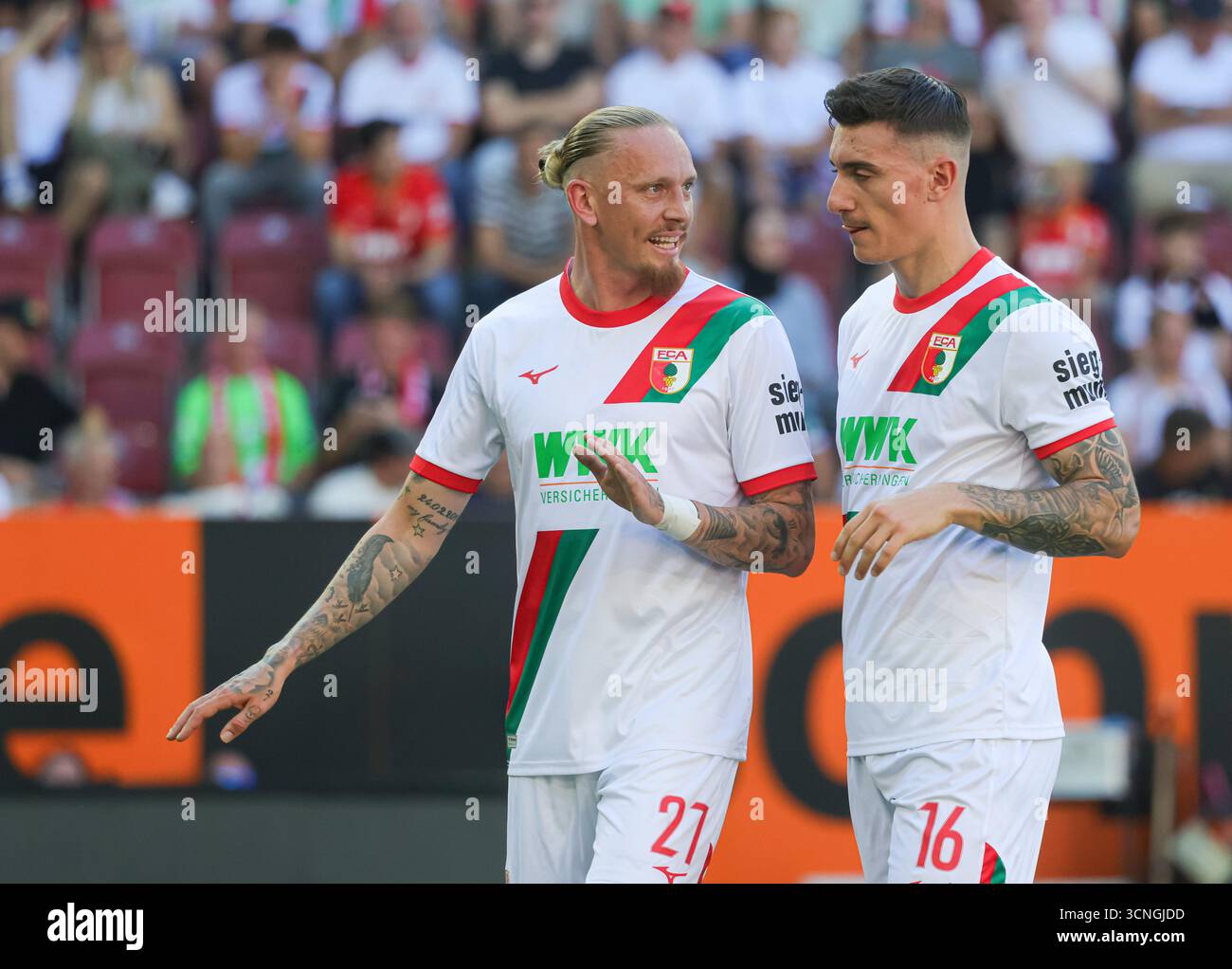 Marius Wolf (FC Augsburg #27) im Gespräch mit Cédric Zesiger (FC ...