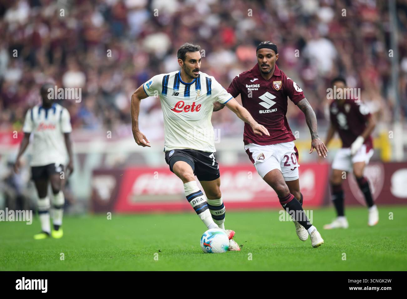 Davide Zappacosta of Atalanta BC competes for the ball with Valentino ...