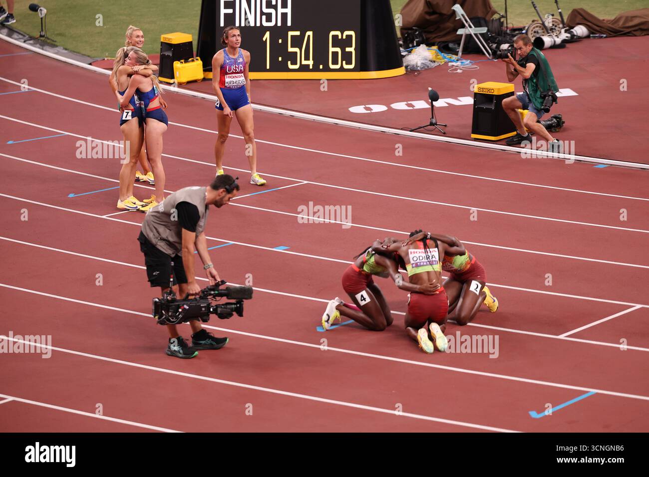 Great Britain's Georgia Hunter Bell (L) and Keely Hodgkinson embrace ...