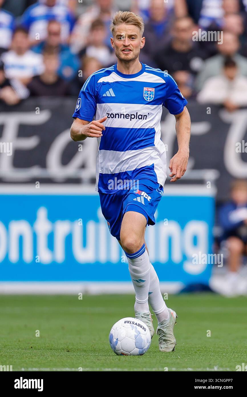 Zwolle - Simon Graves of PEC Zwolle runs with the ball during the sixth ...