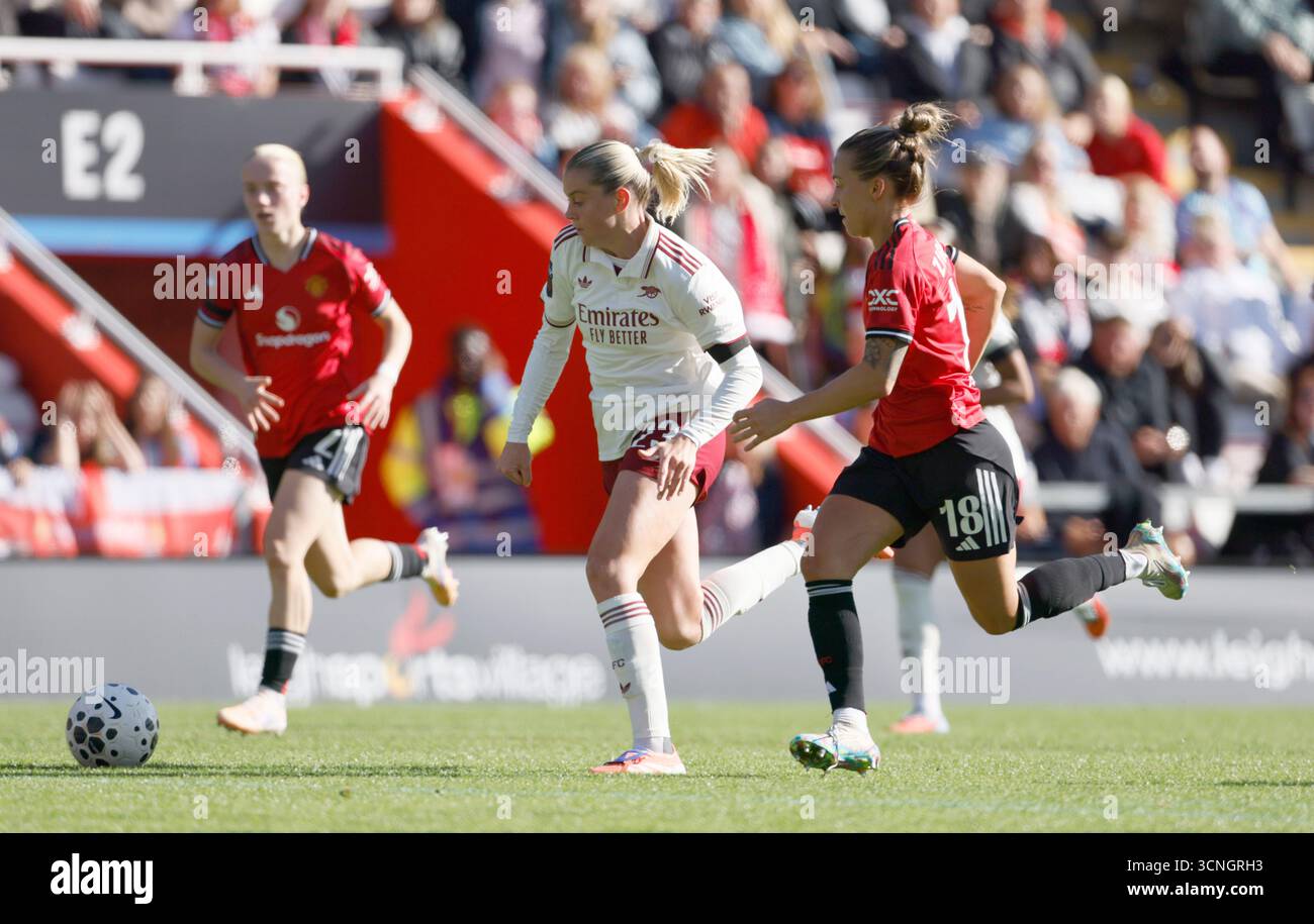 Manchester United's Julia Zigiotti Olme and Arsenal's Alessia Russo ...