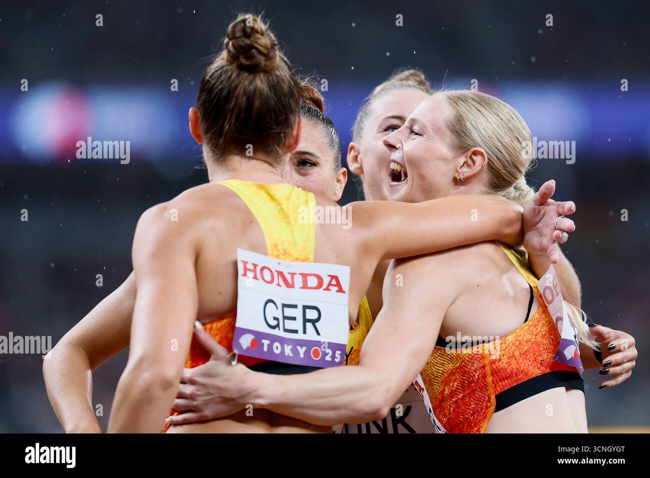 Die 4x100m-Staffel l?uft mit Sina Meyer, Sophia Junk, Rebekka Haase und ...