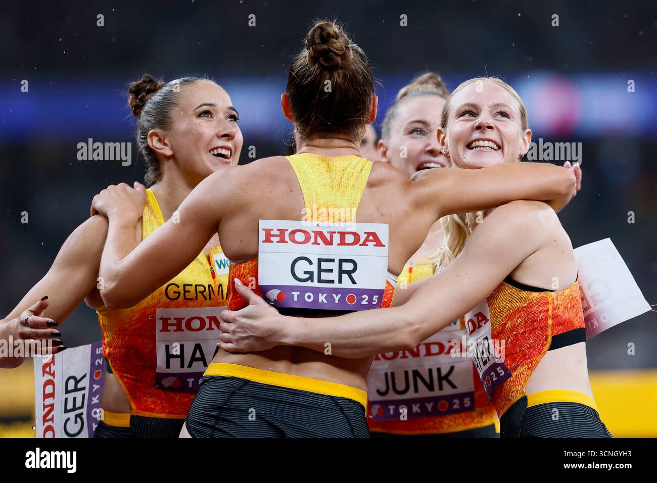 Die 4x100m-Staffel l?uft mit Sina Meyer, Sophia Junk, Rebekka Haase und ...