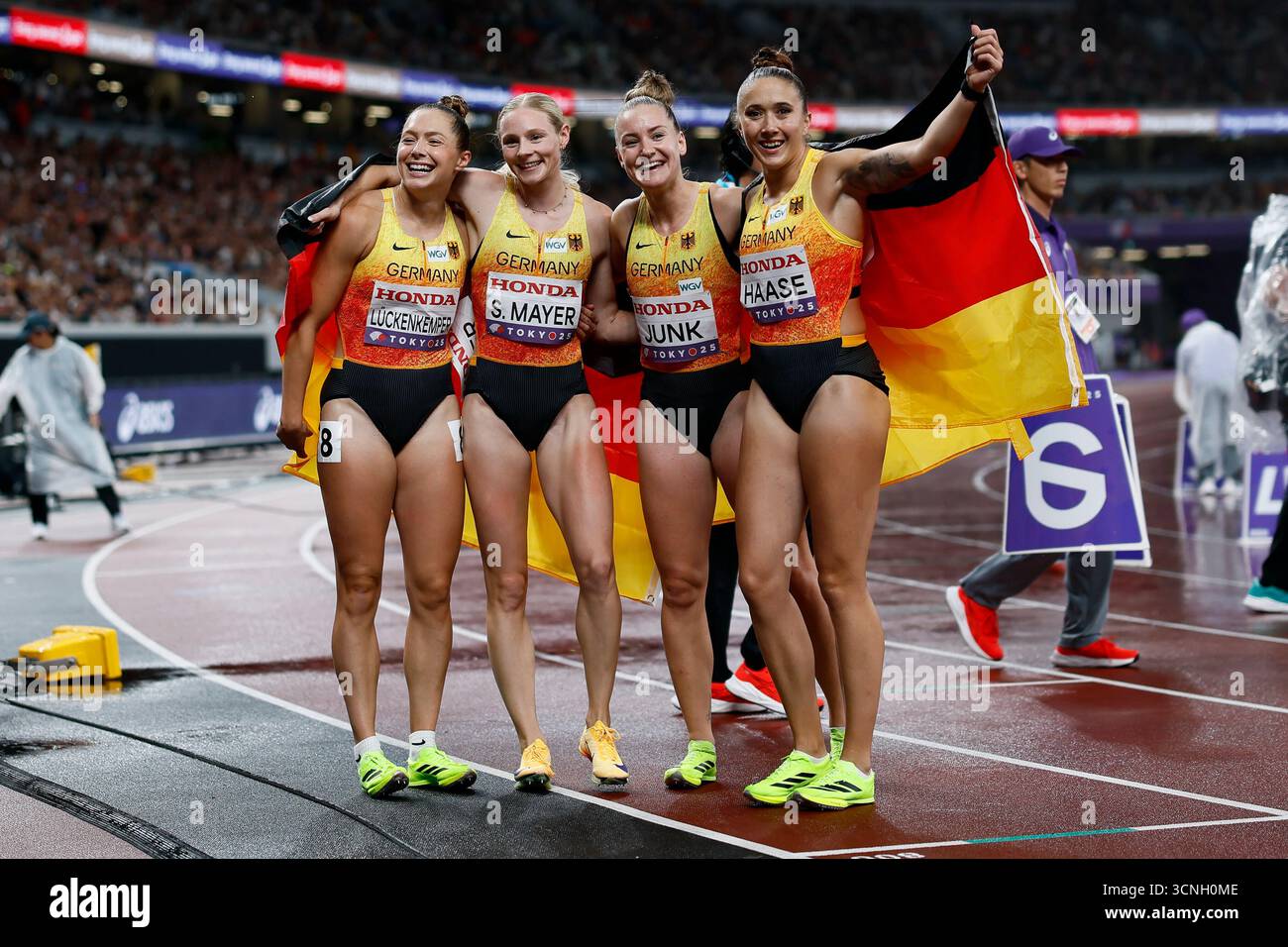 Die 4x100m-Staffel l?uft mit Sina Meyer, Sophia Junk, Rebekka Haase und Gina L?ckenkemper zu ...