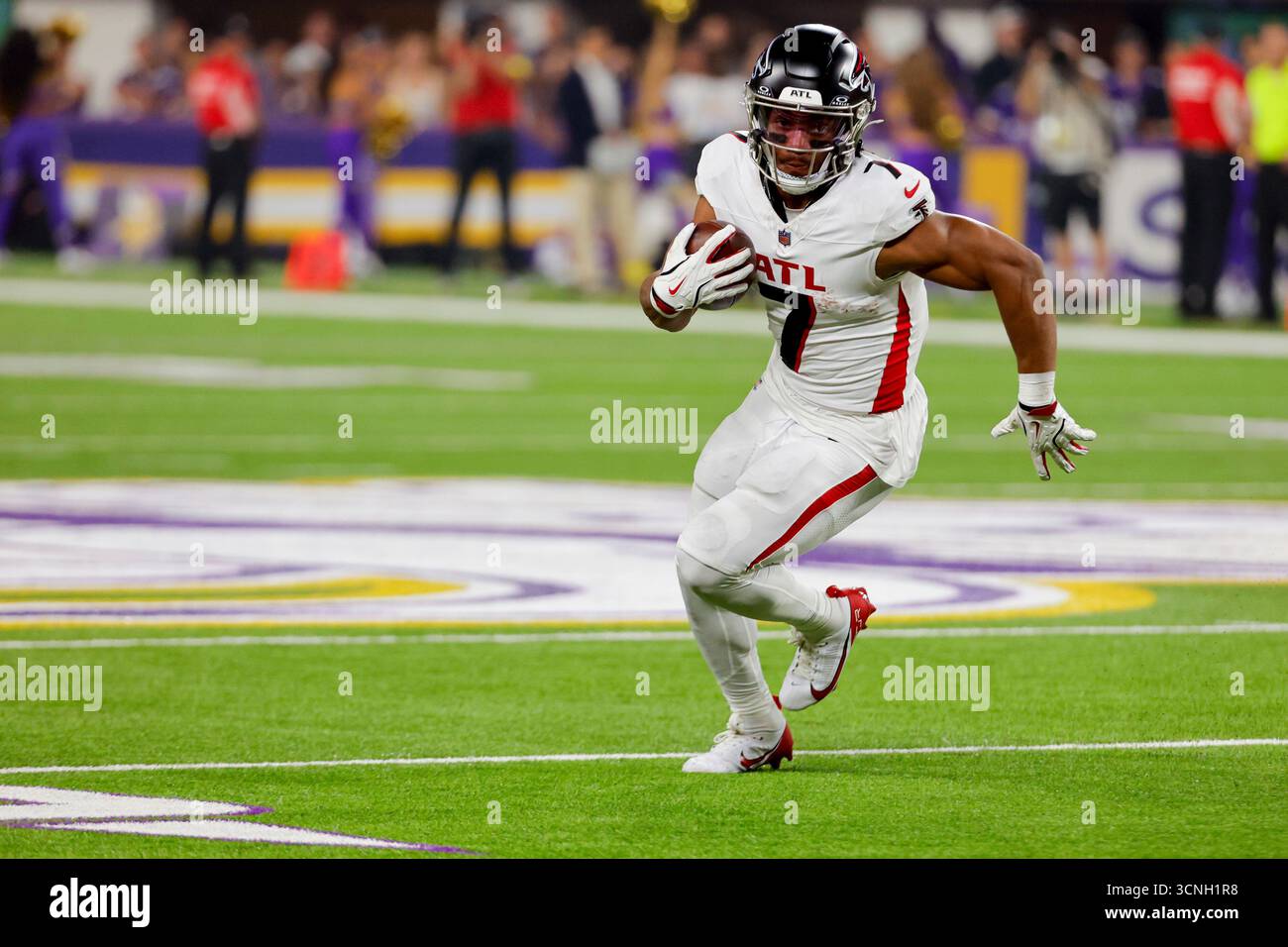 Atlanta Falcons running back Bijan Robinson (7) rushes against the ...