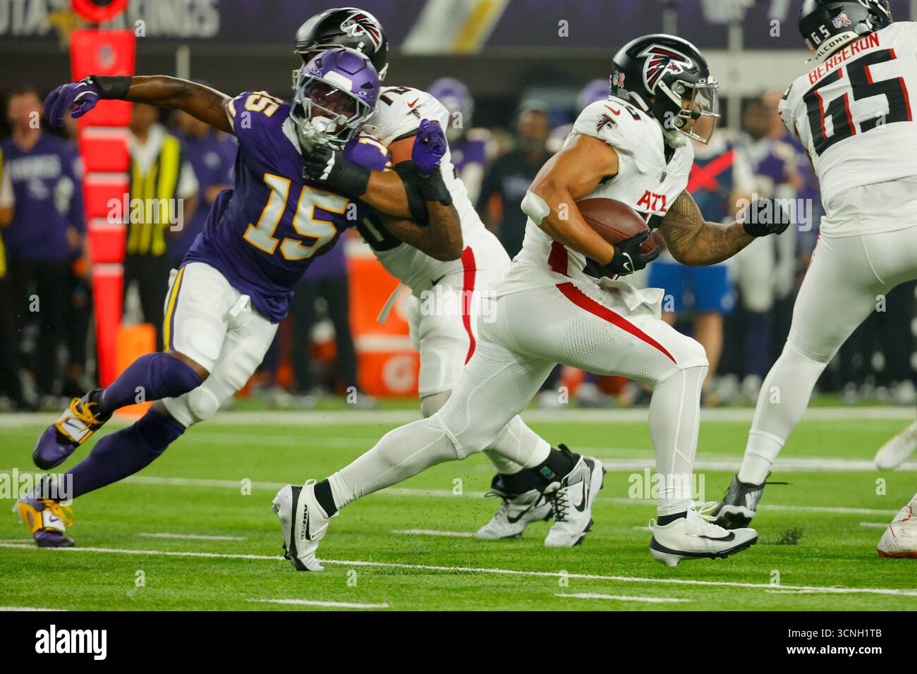 Atlanta Falcons running back Tyler Allgeier (25) rushes against the ...