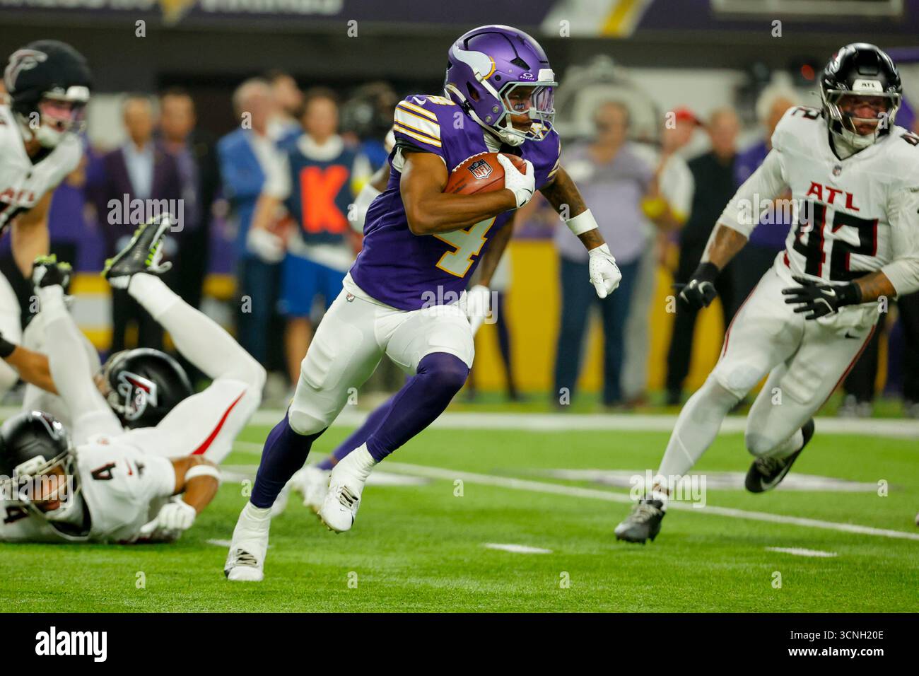 Minnesota Vikings wide receiver Myles Price (4) returns a kickoff ...