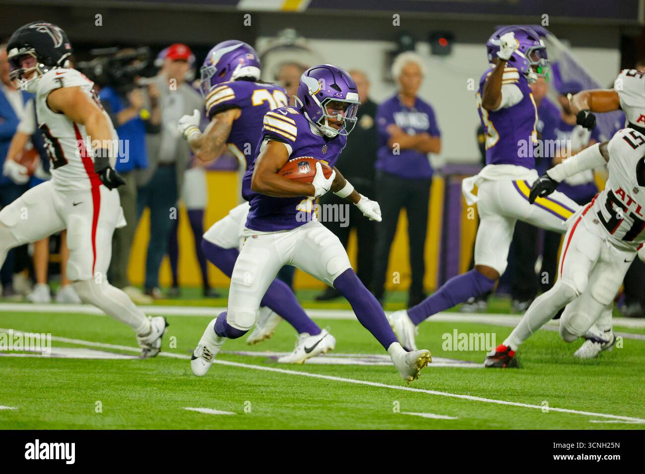 Minnesota Vikings wide receiver Myles Price (4) returns a kickoff ...
