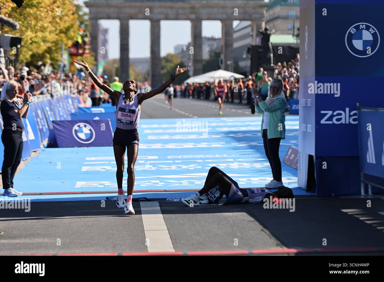 09/21/2025, Berlin, Germany. Dera Dida at the finish. Rosemary Wanjiru ...