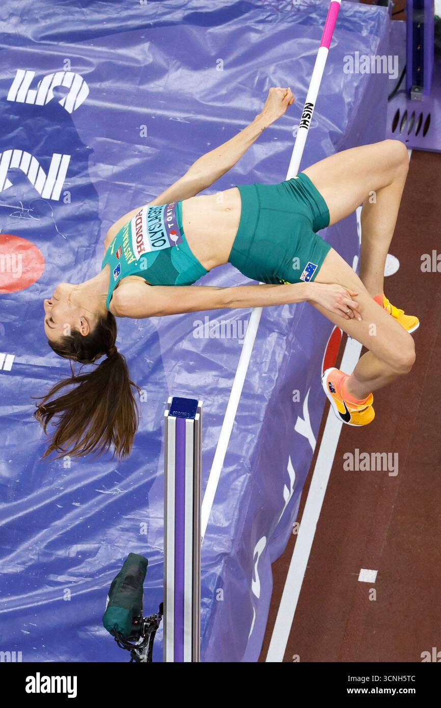 Nicola Olyslagers of Australia competes en route to winning the women's ...