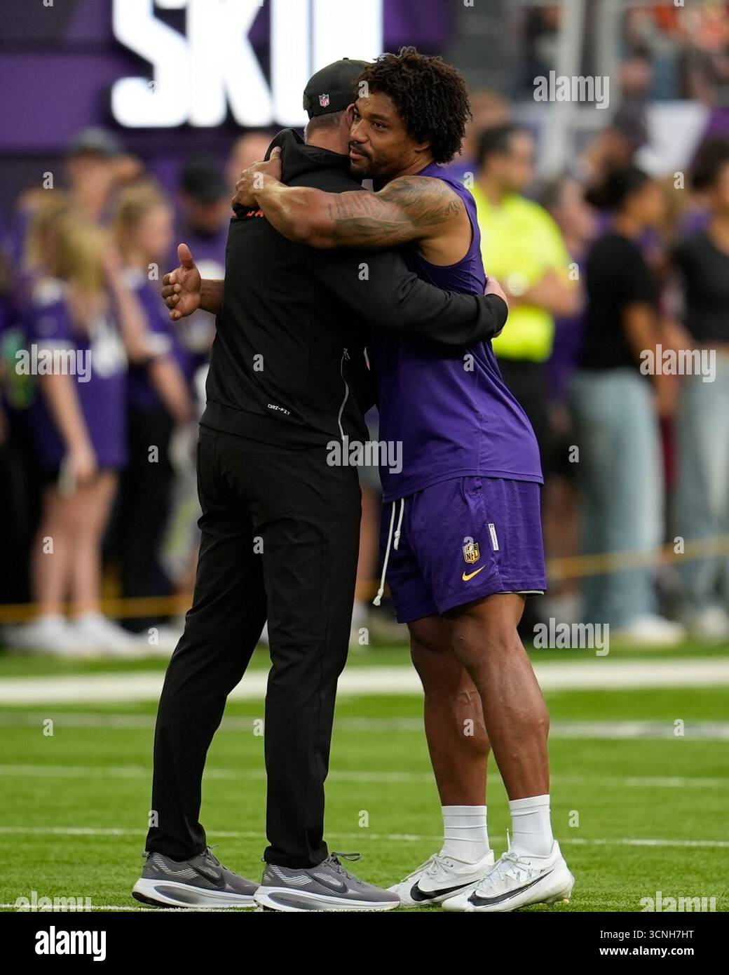 Cincinnati Bengals head coach Zac Taylor, left, hugs Minnesota Vikings ...